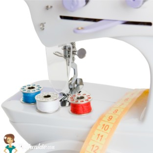 How To Thread A Sewing Machine [step-by-step] – Tip Junkie