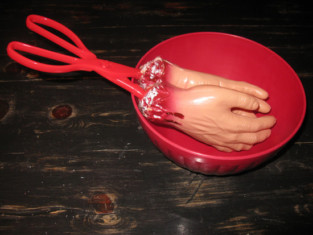 Make Gory Hand Salad Tongs for Halloween Party – Tip Junkie