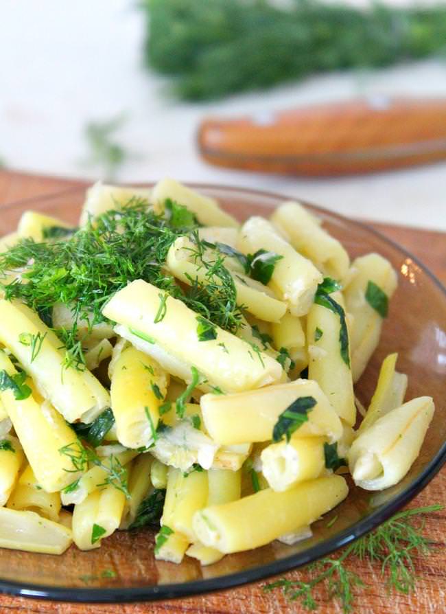 Yellow beans with garlic, dill and parsley – Tip Junkie