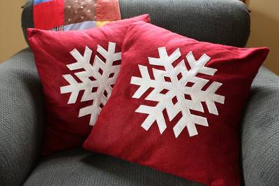 Snowflake Pillows {Free Pattern} – Tip Junkie