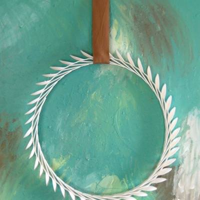 How to Make a Plastic Spoon Laurel Wreath {wreath ideas} – Tip Junkie
