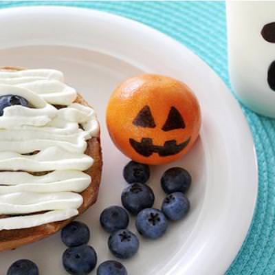 Mummy Bagels {Halloween Edible Crafts} – Tip Junkie