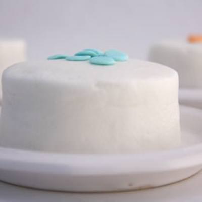 How To Frost A Really Smooth Cake With No Crumbs {Cake} – Tip Junkie