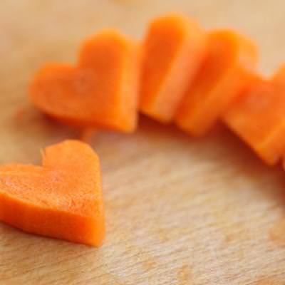 Heart Shaped Carrot Chicken Noodle Soup {Valentines Day Food} – Tip Junkie